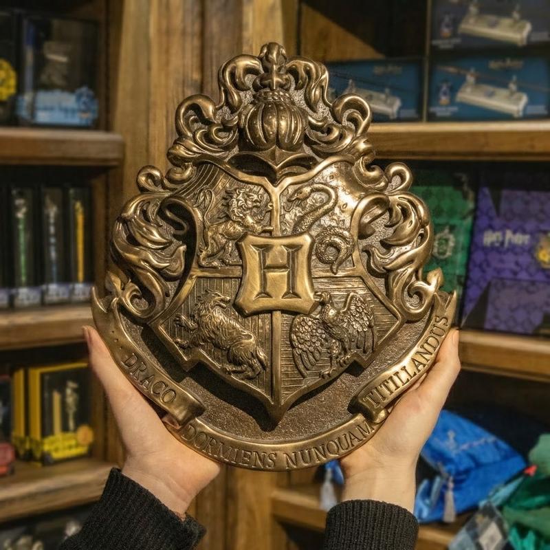 Escudo Hogwarts «Draco dormiens Nunquam Titillandus»